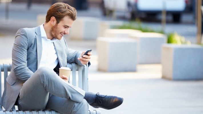 Guy In Suit Texting - 1024x576 Wallpaper - teahub.io