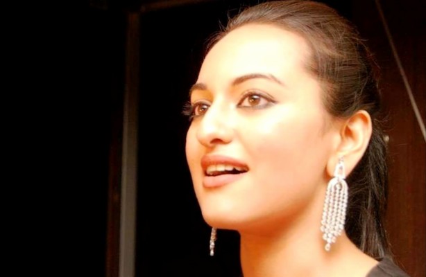 Sonakshi Sinha Beautiful Hd Photos & Mobile Wallpapers - 1025x1350 ...