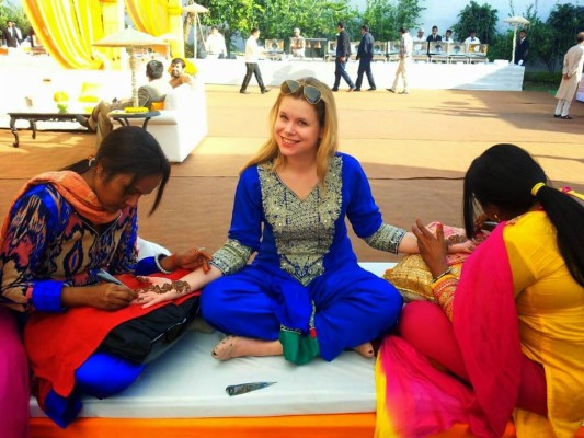 Image For Punjabi Girls Applying Mehndi To English - 960x720 Wallpaper ...