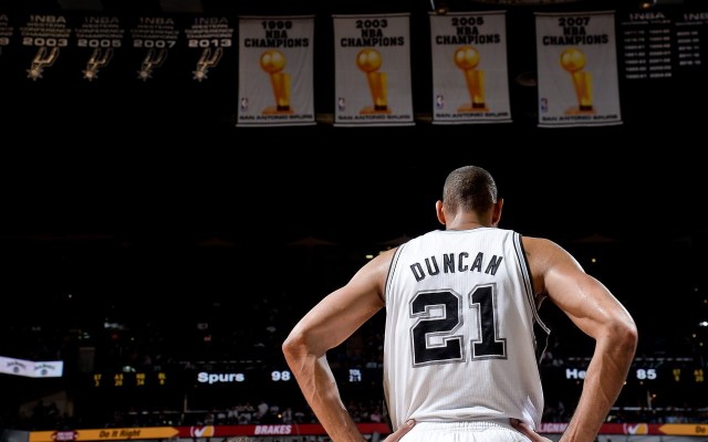 Tim Duncan Hugging Ball - 1200x600 Wallpaper - teahub.io
