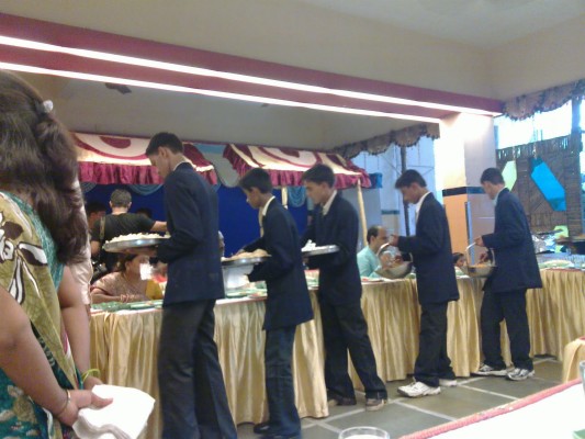 Waiterers - Indian Waiters Serving At Wedding - 1600x1200 Wallpaper ...