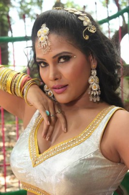 Seema Singh Bhojpuri Actress - 640x960 Wallpaper - teahub.io