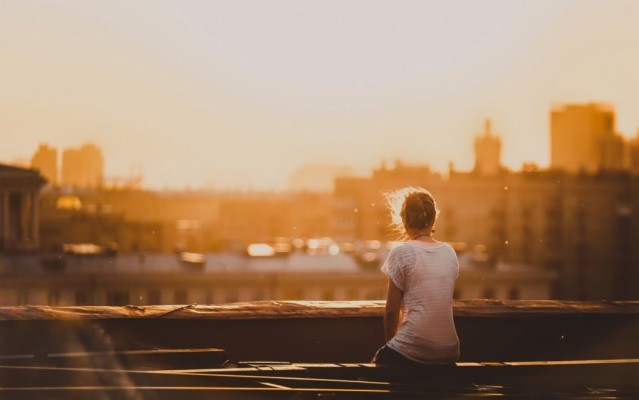 Alone Girl In The City - 1068x668 Wallpaper - teahub.io