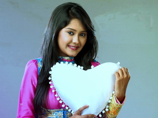 Raj & Avni Wallpaper Download - Kanchi Singh In Rain - 1600x1031 ...