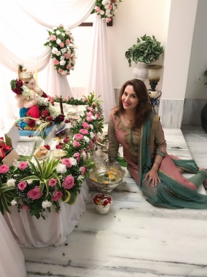 Madhuri Dixit Ganesh Puja - 1534x2048 Wallpaper - teahub.io