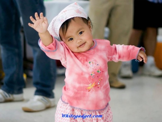 Whatsapp Funny Wallpaper Download - Cute Baby Saying Bye - 1024x768 ...