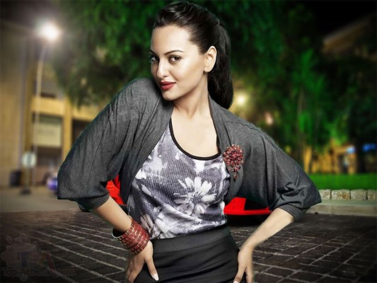 Sonakshi Sinha Stylish Bollywood Actress Full Hd Wallpapers - Figure ...