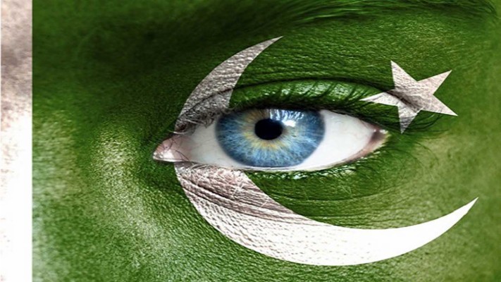 Pakistani Flag Girl Eye Wallpaper - Pakistan Flag With Girl - 1366x768 ...
