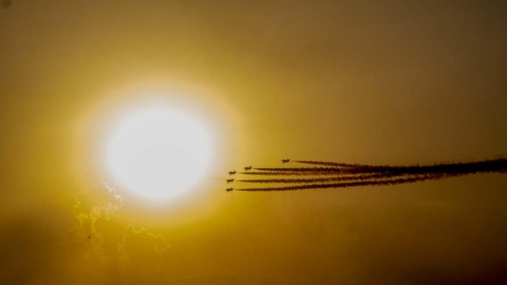 Stunning Images Captured Of The Red Arrows Display - Light - 1600x900 ...