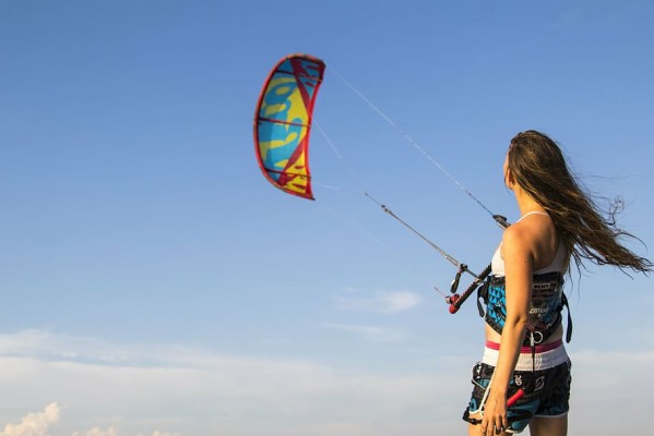 Paragliding Woman - 910x607 Wallpaper - teahub.io