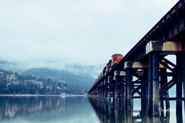 Train Going Over Lake - 3984x2656 Wallpaper - teahub.io