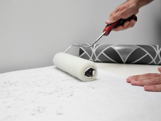 Apply Wallpaper Paste - Applying Wallpaper Paste With A Roller ...