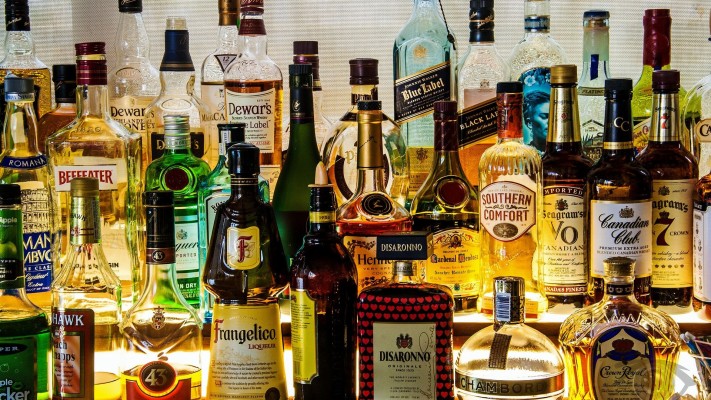Hd Wallpaper Alcohol Black Background - 2560x1440 Wallpaper - teahub.io