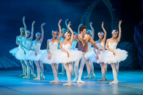Ballerina Dance Group Liver Performance Photograph, - Ballet Dance ...
