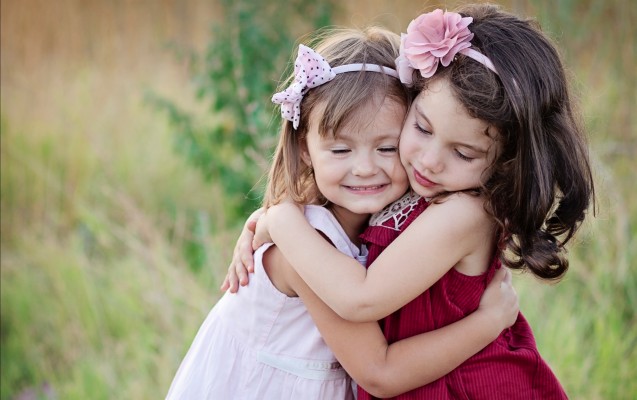 Two Little Angels Love - Kids Hugging - 2550x1600 Wallpaper - teahub.io