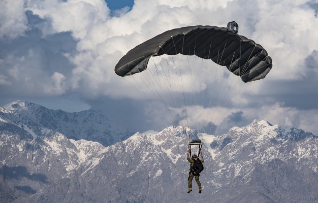 Photo Wallpaper The Sky, Mountains, Army, Soldiers, - Parachutes ...
