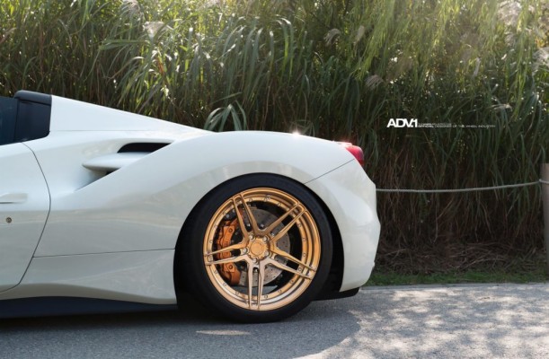 White Ferrari 488 With Gold Rims - 1000x654 Wallpaper - teahub.io