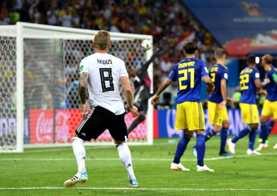 Toni Kroos Free Kick Sweden - 1024x727 Wallpaper - teahub.io