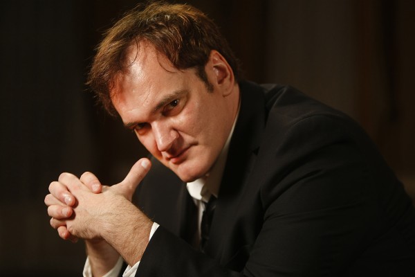 Quentin Tarantino Holding Camera - 1024x683 Wallpaper - teahub.io