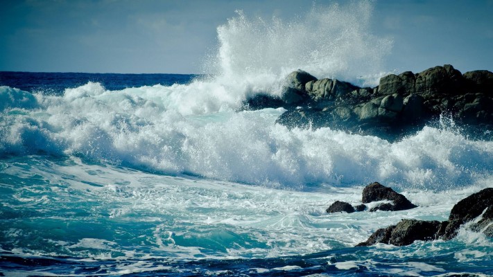 Ocean Waves Hitting Rocks - 2560x1440 Wallpaper - teahub.io
