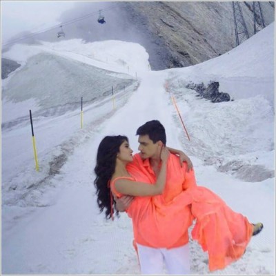 Snow Romantic Pics Of Couple - 700x700 Wallpaper - teahub.io