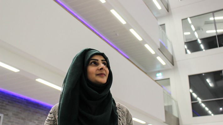 Sadaf In New Adelphi Building - Girl - 1600x900 Wallpaper - teahub.io