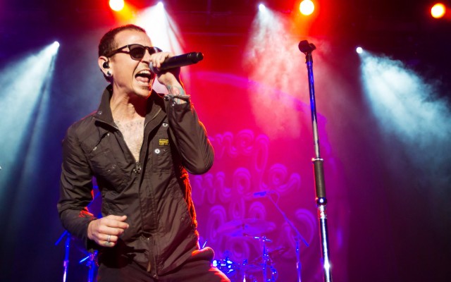 Linkin Park Chester Bennington 2017 Singing - 2560x1440 Wallpaper ...
