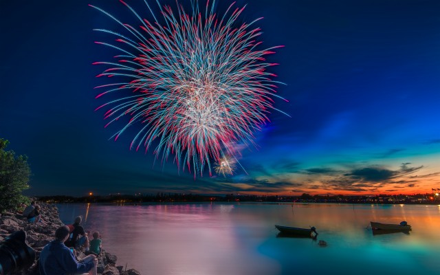 Fireworks Over A Lake - 2560x1600 Wallpaper - teahub.io