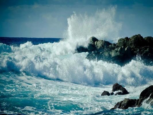 Waves Crashing Against Rocks - 800x600 Wallpaper - teahub.io