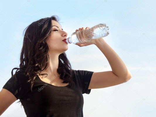 Girl Drinking Water - 1024x768 Wallpaper - teahub.io