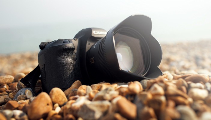Canon Camera At The Beach - 1000x1600 Wallpaper - teahub.io
